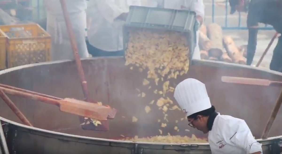 FOTOS/ Cocinan en Quito la sopa más grande del mundo de la que sirven ...