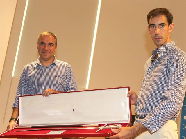 Saúl Jiménez Fortes recibe el Estoque de Plata a la mejor faena de la ...