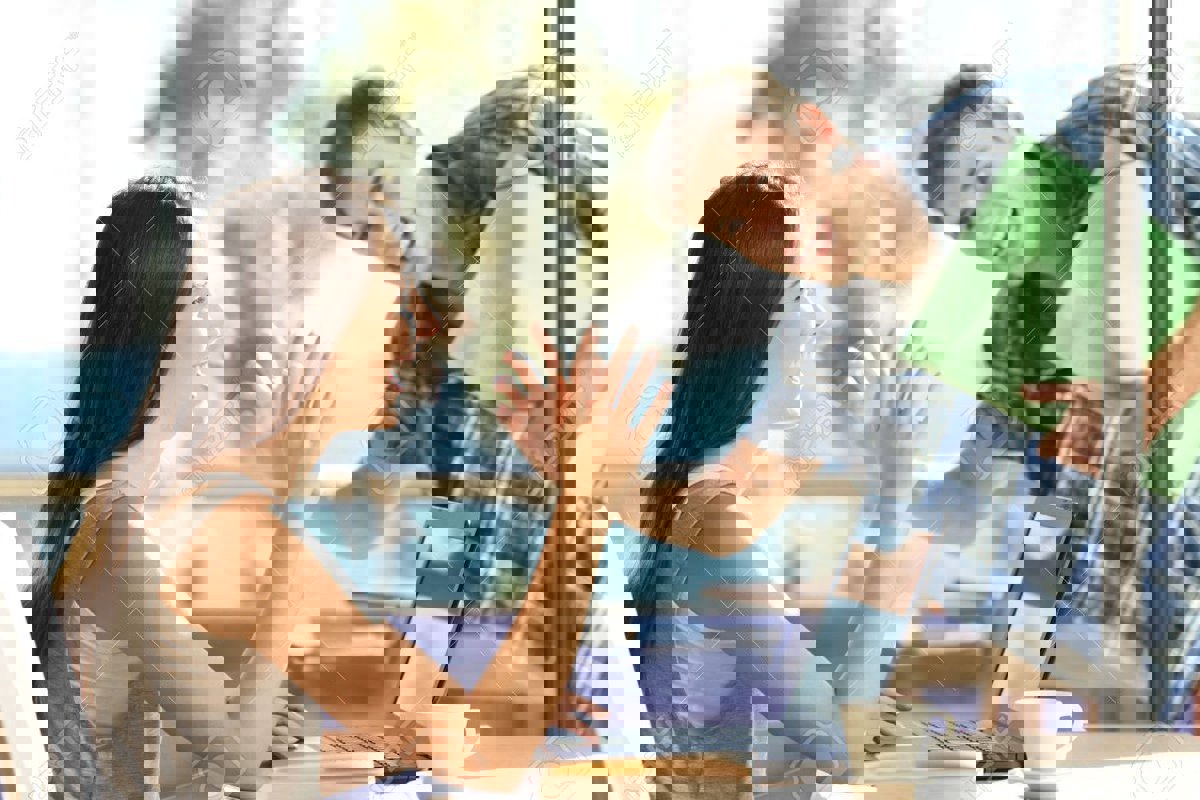 La historia que se ha montado del meme del novio distraído parece una ...