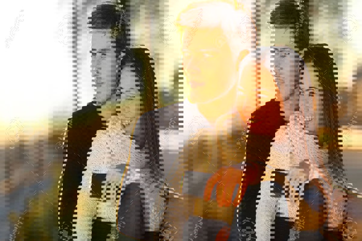 La historia que se ha montado del meme del novio distraído parece una ...