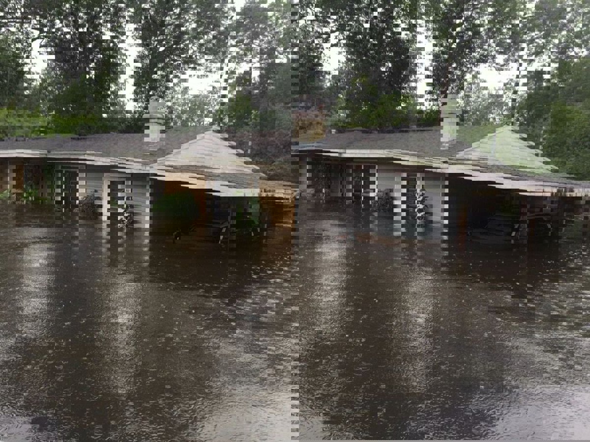 Un bombero rescata de su casa inundada de Texas el vestido de boda de ...