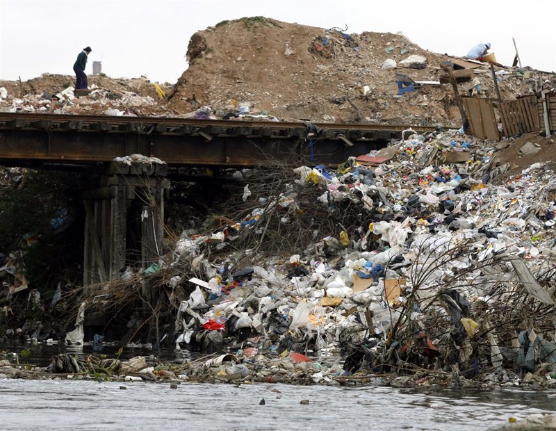 El río que no tiene agua, sino basura: Así se ve el río más contaminado ...