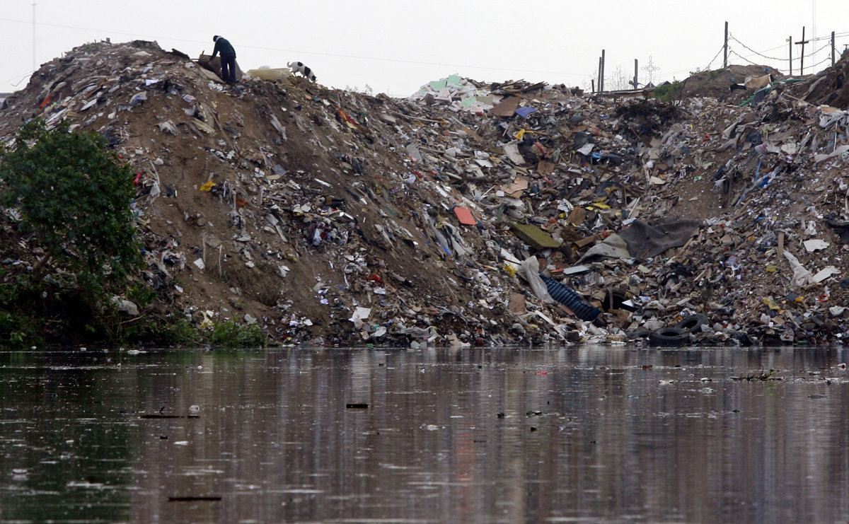 El río que no tiene agua, sino basura: Así se ve el río más contaminado ...