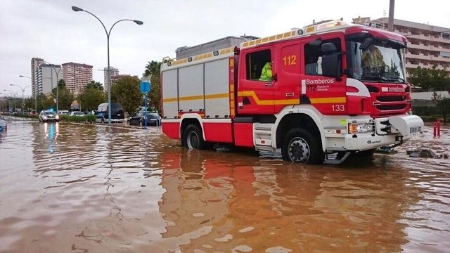 Las fuertes lluvias inundan calles de Calpe y Benidorm y dejan personas ...