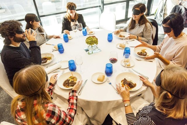 Comiendo 'a ciegas', el experimento para ponerse en la piel de un ...