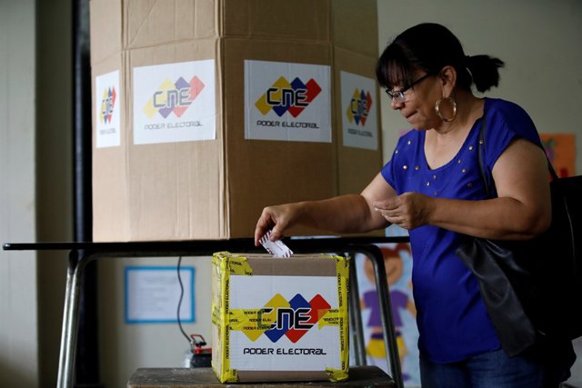 Venezuela inicia la distribución de muestras de boletas electorales