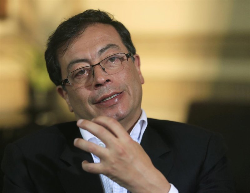 Gustavo Petro, ex guerrillero del M19, lidera la carrera presidencial ...