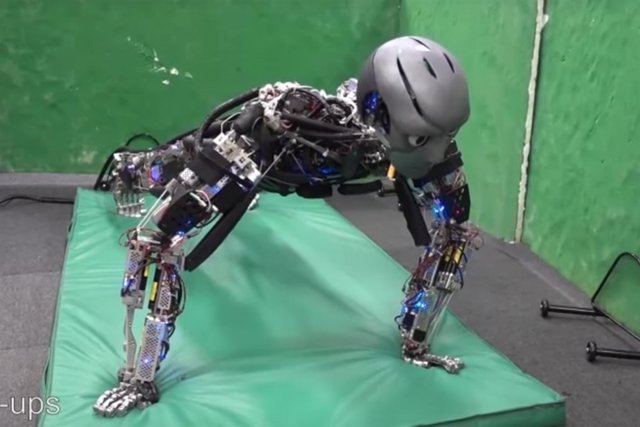 VÍDEO Conoce a Kengoro, el robot humanoide que hace ejercicio y suda