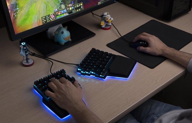 Dygma desarrolla Raise, un teclado partido con iluminación RGB y teclas ...