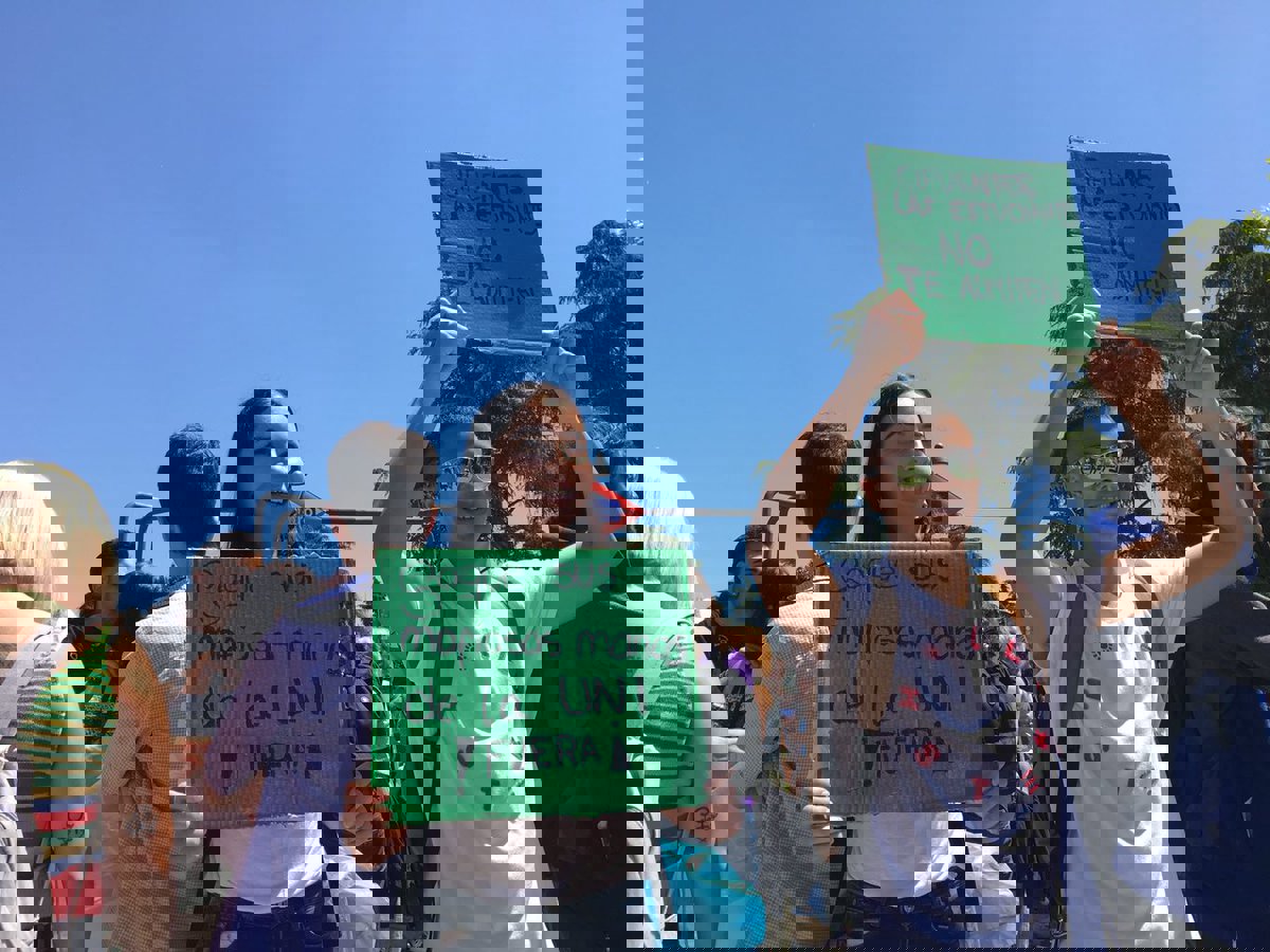 Un centenar de estudiantes de la UCM marchan hacia el Rectorado contra ...