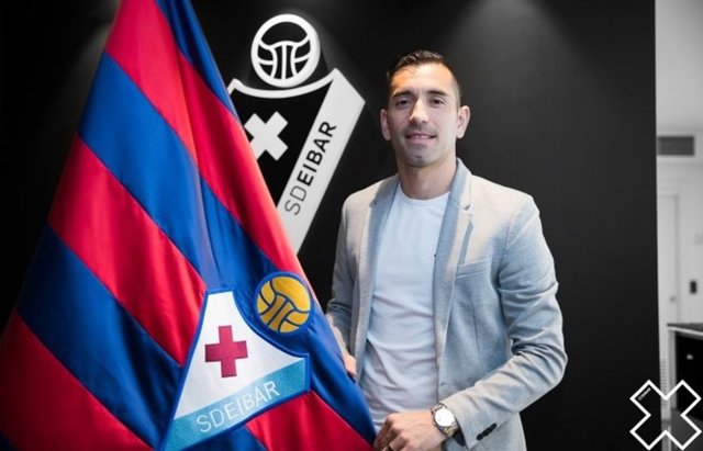 Charles renueva con el Eibar una temporada más