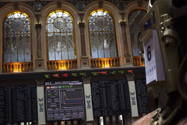 El Ibex 35 rebota un 0,34% a media sesión y se acerca a los 9.800 puntos El Ibex 35 rebota un 0,34% a media sesión y se acerca a los 9.800 puntos