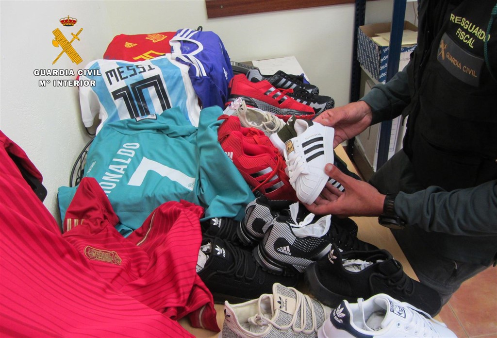 Intervenidas 350 falsicaciones de ropa de marca en varios mercadillos