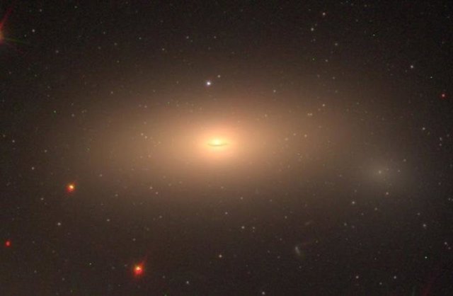 NGC 1277, una galaxia reliquia del principio del Universo