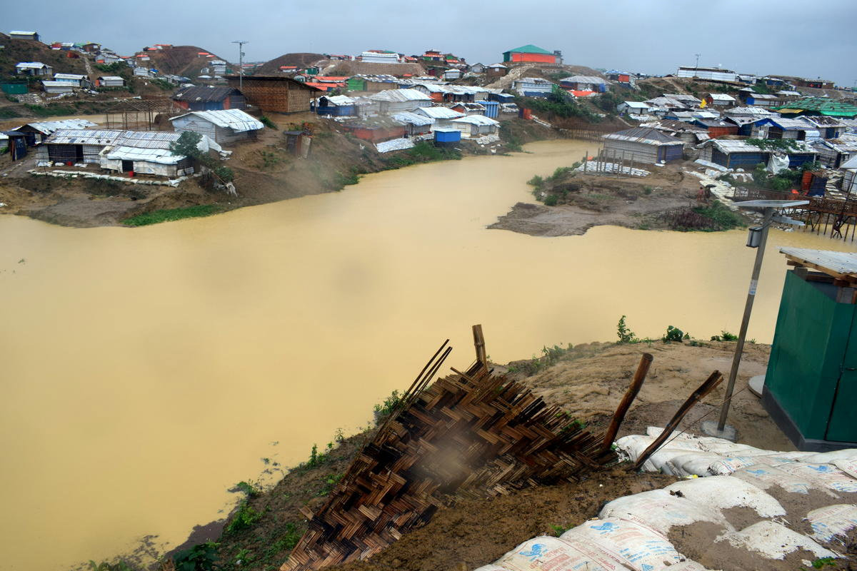 La primera gran tormenta del monzón inunda los campos de refugiados ...