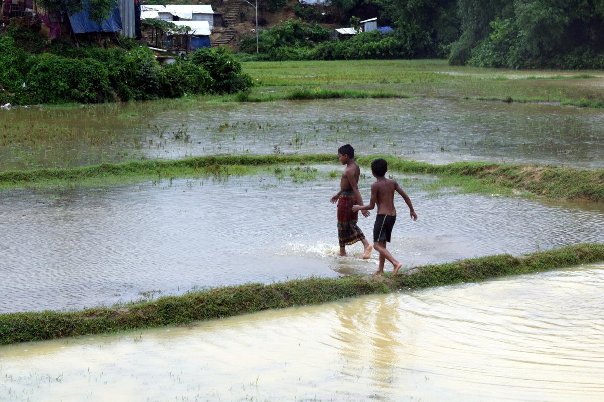 La primera gran tormenta del monzón inunda los campos de refugiados ...