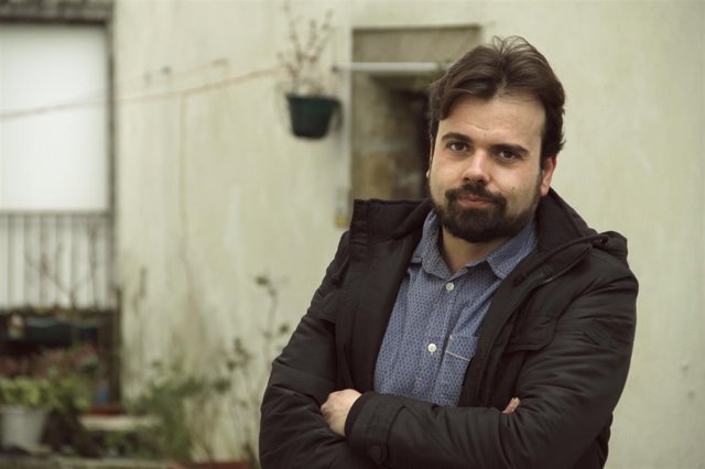 El escritor Alberto Ramos presenta este martes en Santiago 'A simetría ...