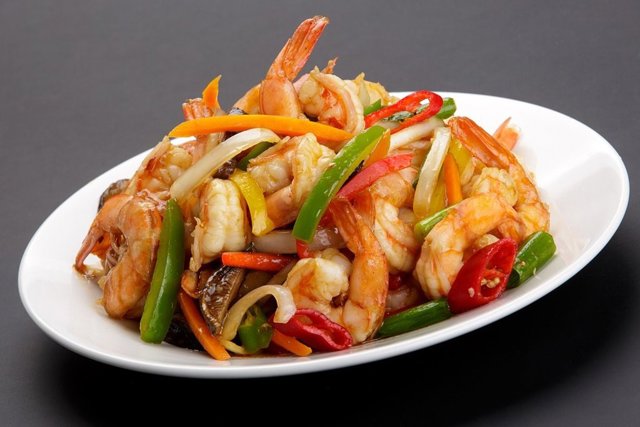 Comer en platos pequeños no siempre ayuda a comer menos