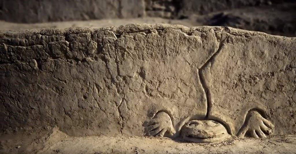 Hallan en Perú un muro con relieves de 3.800 años de antigüedad