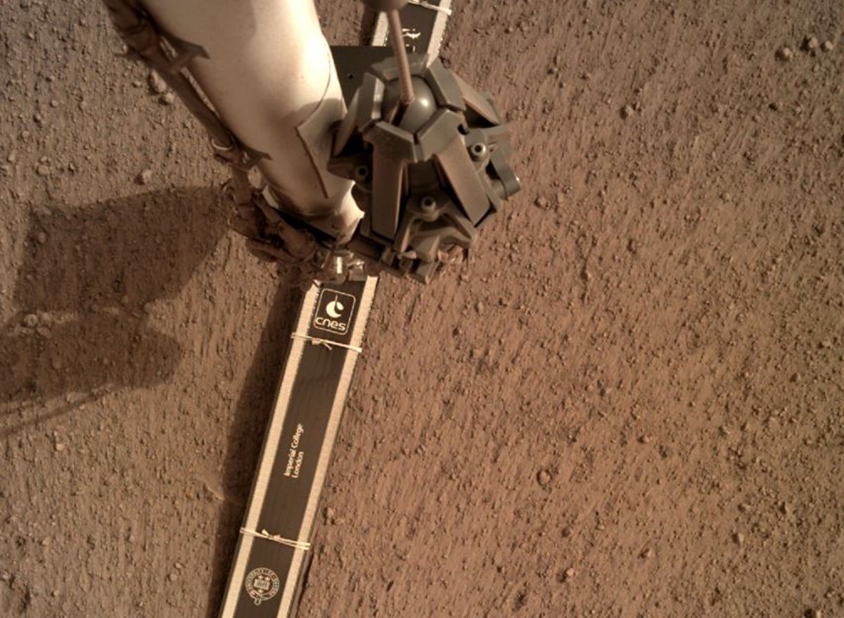 La sonda InSight en Marte pone a prueba su brazo robótico