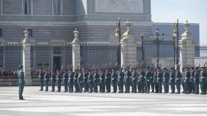 La Guardia Civil participa en el relevo solemne de la Guardia Real en ...