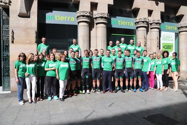 Medio centenar de trabajadores de Bantierra reciben al equipo ciclista ...