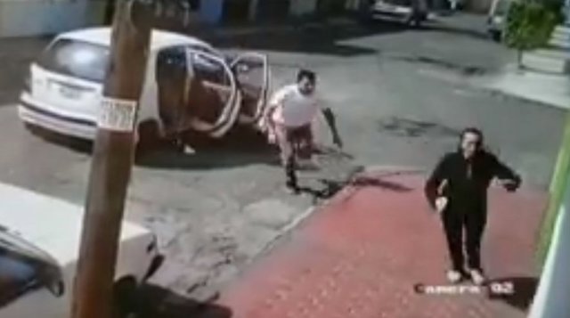 Una mujer logra huir de sus secuestradores y las cámaras de seguridad lo graban todo