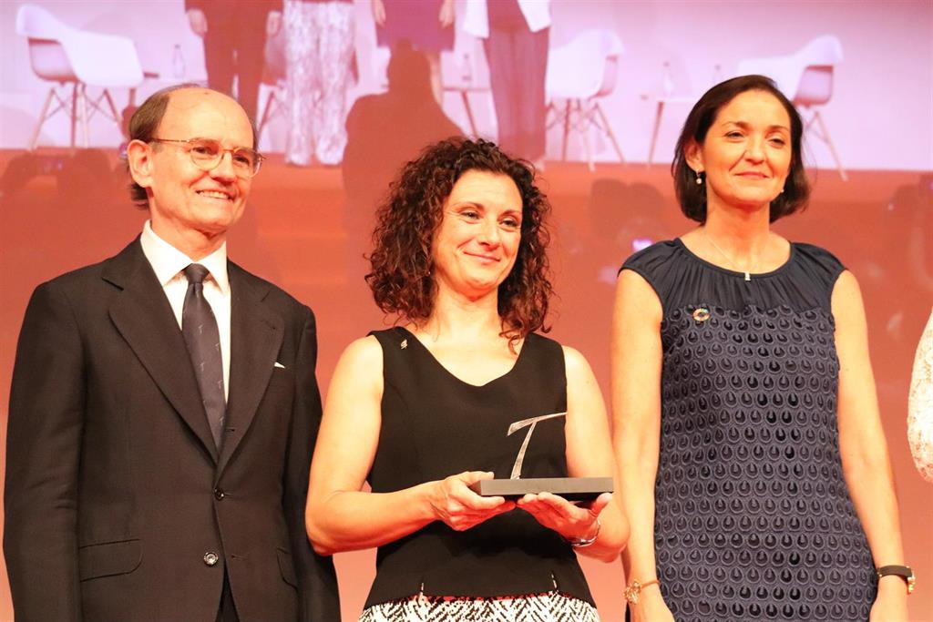 Talgo elige como ingeniera del año en España a Elena García Armada ...