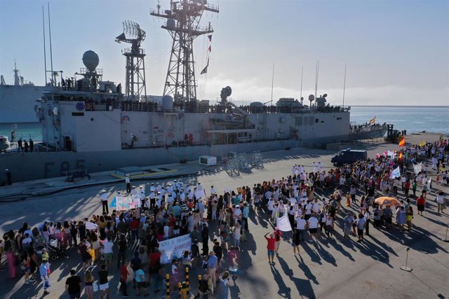 La fragata Navarra regresa a la Base Naval de Rota (Cádiz) tras cinco meses y medio en la ...