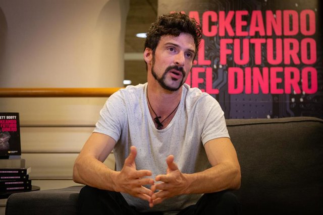 El activista Brett Scott propone pagar en efectivo para huir de la ...