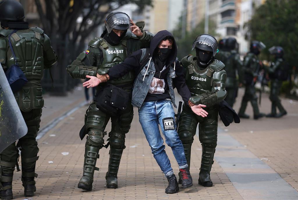 Colombia.- Nuevos disturbios entre manifestantes y fuerzas de seguridad ...
