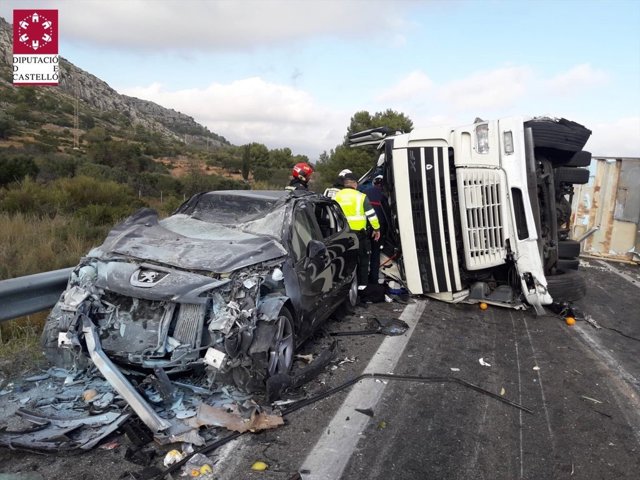 Un Fallecido Y Un Herido Tras Un Accidente Entre Un Coche Y Un Camión