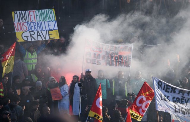 Francia La Policía Emplea Gases Lacrimógenos Contra Manifestantes