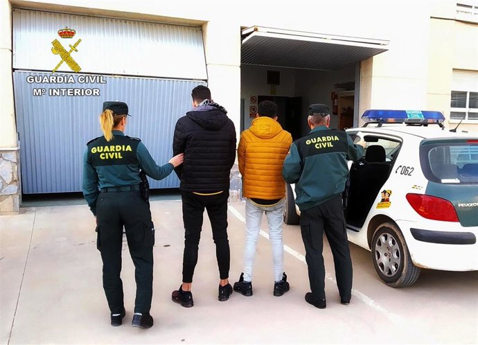 La Guardia Civil detiene en Los Alcázares a dos jóvenes dedicados a cometer atracos con violencia