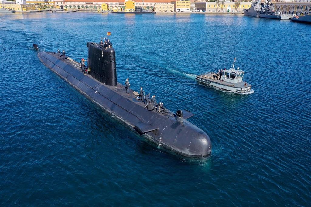 El submarino de la Armada Española 'S-74 Tramontana' hace escala este ...
