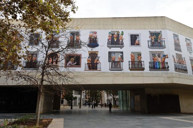 La fachada del MuVIM se llena de balcones para recordar los aplausos ...
