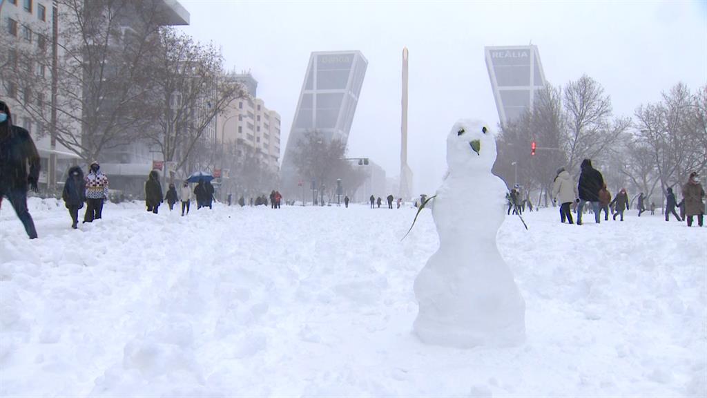 La población sale a la calle para disfrutar con la nieve de 'Filomena'