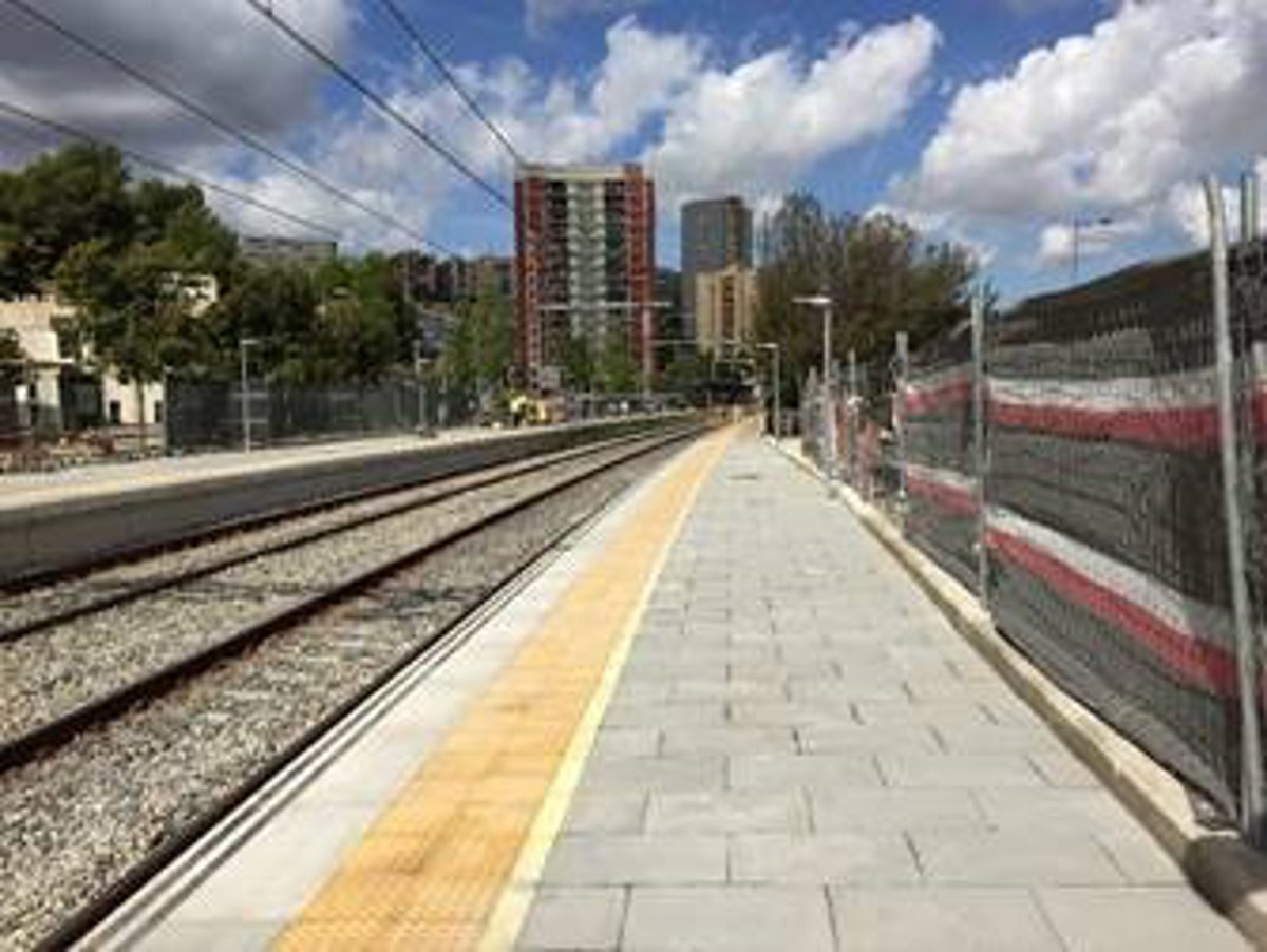 Renfe inicia las obras de mejora de los cierres en la estación Torre del Baró (Barcelona)
