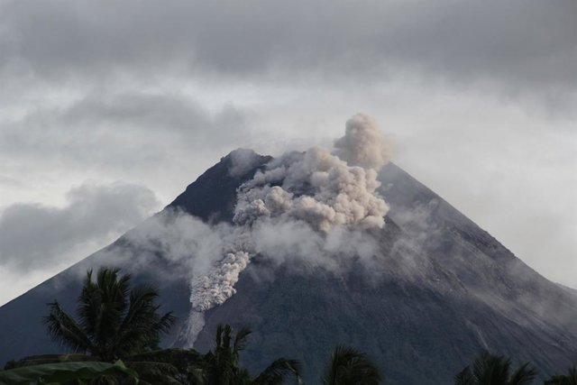 Indonesia.- El volcán Merapi entra de nuevo en erupción y vierte ríos ...