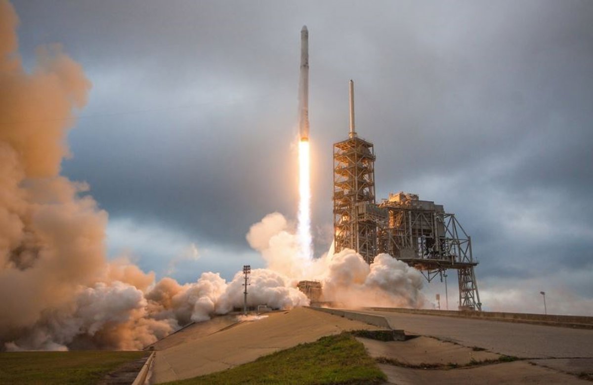 Una etapa de cohete de Space X se dirige a impactar en la Luna