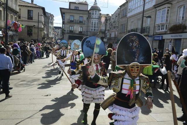 Los 'cigarrones' toman las calles de Verín (Ourense) y dan el ...