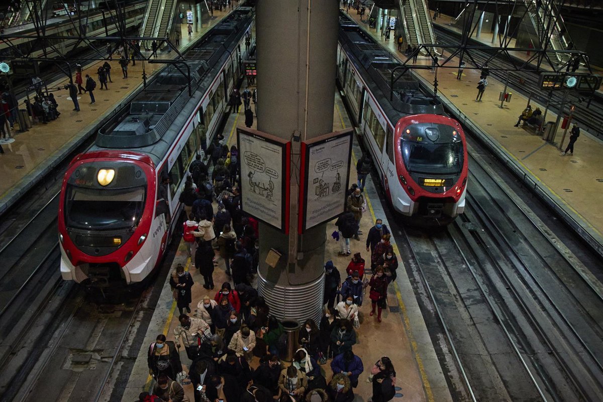 Un conato de incendio en un tren en Recoletos corta la circulación de Cercanías entre Atocha y ...
