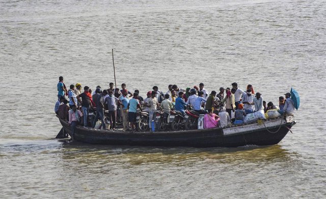 India.- Al menos diez personas están desaparecidas por el hundimiento ...