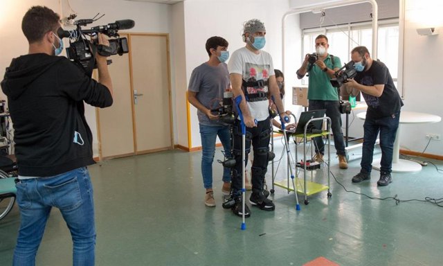 Parapléjicos y UMH ensayan con 'WALK', el exoesqueleto "mágico" que ...