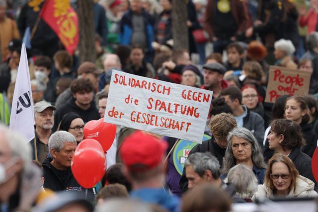 Alemania.- Miles de personas marchan en Alemania para pedir solidaridad ...