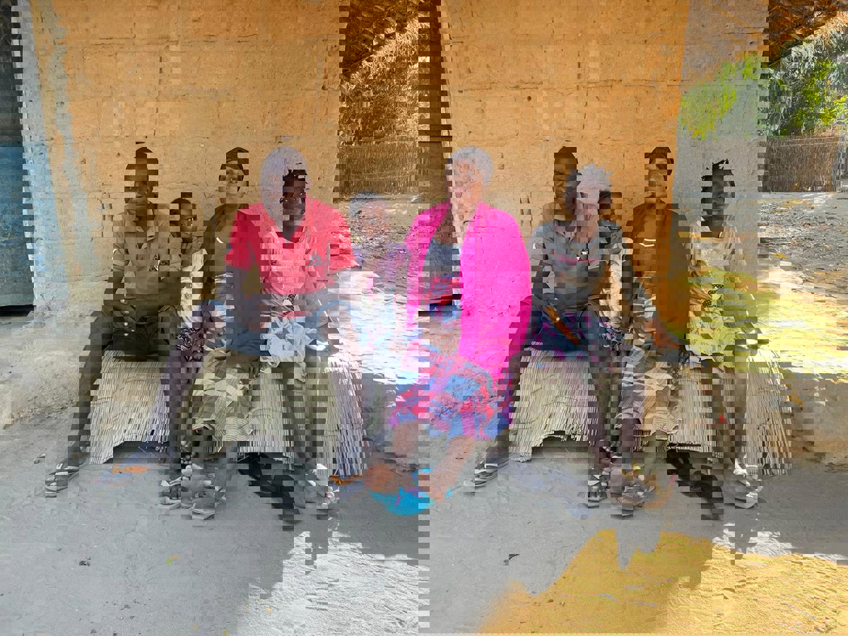 Alima, la mujer que recorrió más de 600 kilómetros con cinco de sus ...