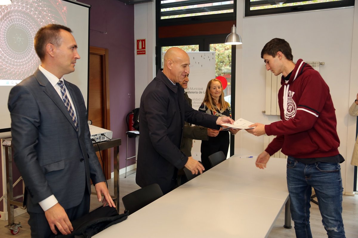 El alcalde de León entrega 32 diplomas en la clausura los programas de ... El alcalde de León entrega 32 diplomas en la clausura los programas de ...