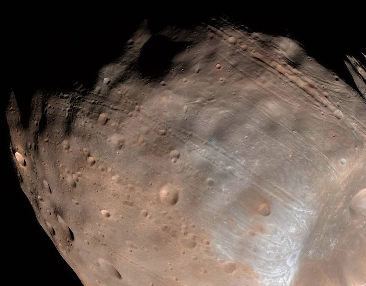 Marte provoca las misteriosas estrías de su luna Fobos