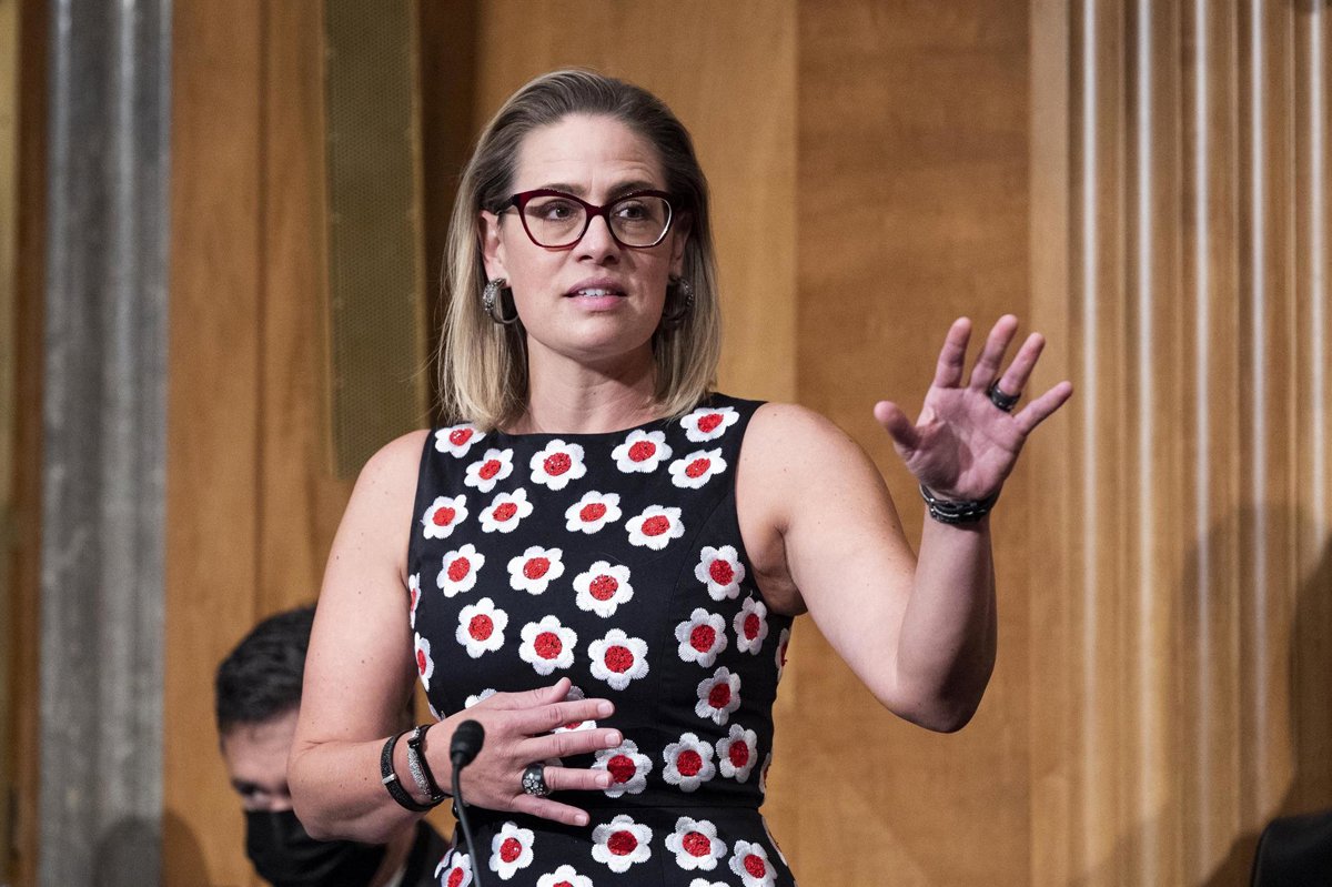 EEUU.- Sanders acusa a Kyrsten Sinema de "sabotear" las propuestas ...