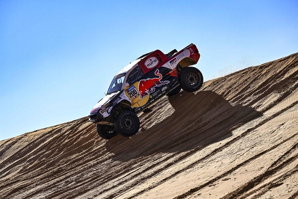Al-Attiyah 'vuela' y aprovecha la 'tragedia' de Sainz y Audi para afianzar su liderato en el Dakar